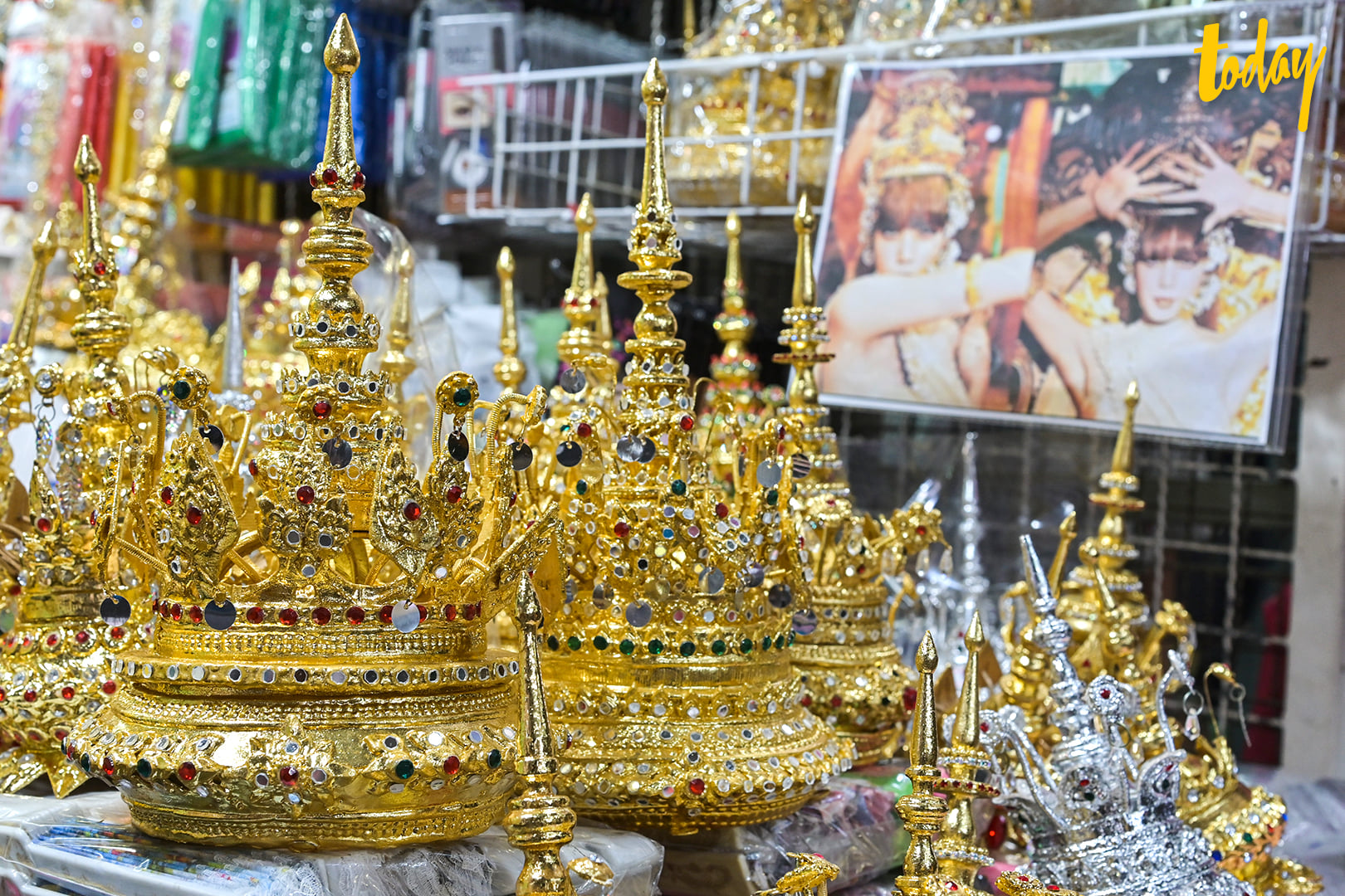 បទទោលរបស់ Lisa ជំរុញការលក់ មកុដនិងសំលៀកបំពាក់ប្រពៃណីថៃកាន់តែខ្លាំង!