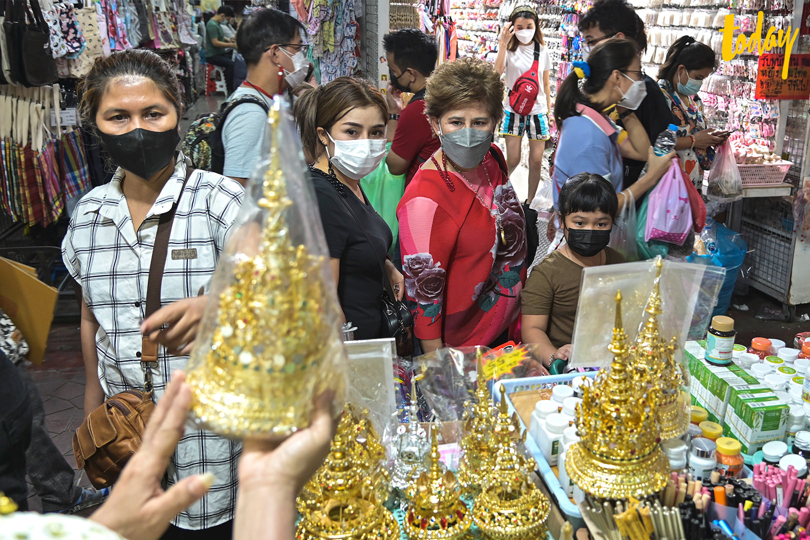 បទទោលរបស់ Lisa ជំរុញការលក់ មកុដនិងសំលៀកបំពាក់ប្រពៃណីថៃកាន់តែខ្លាំង!