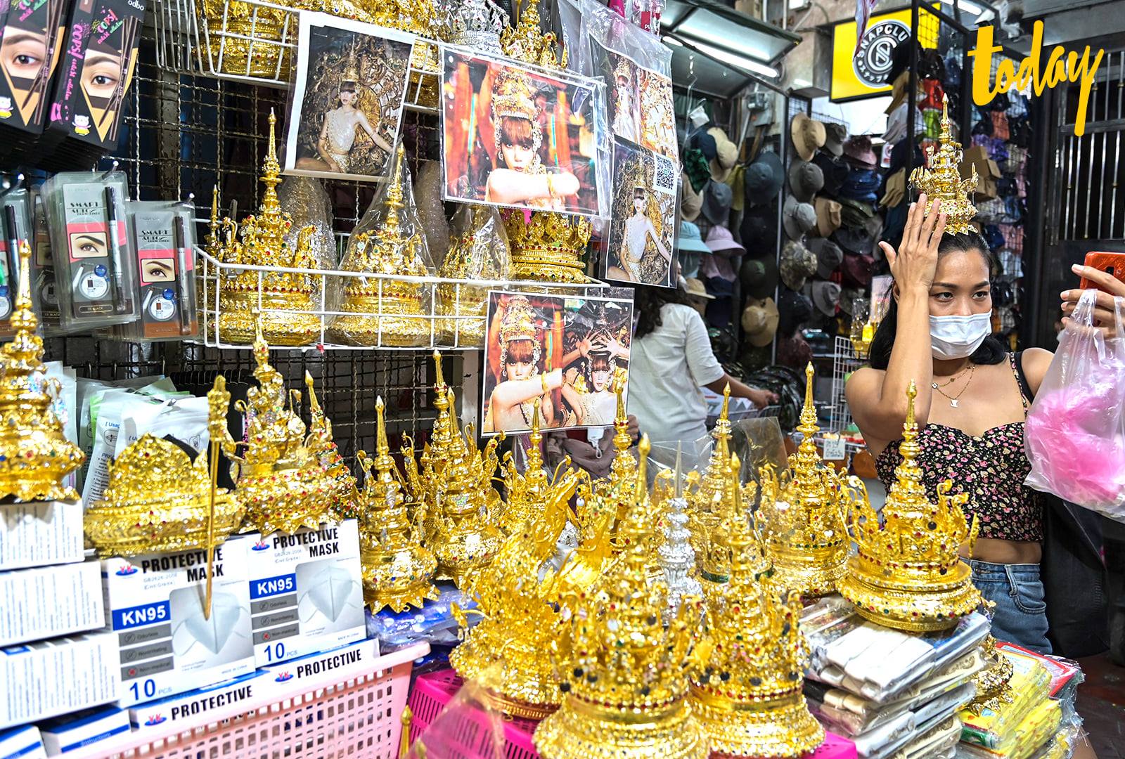 បទទោលរបស់ Lisa ជំរុញការលក់ មកុដនិងសំលៀកបំពាក់ប្រពៃណីថៃកាន់តែខ្លាំង!