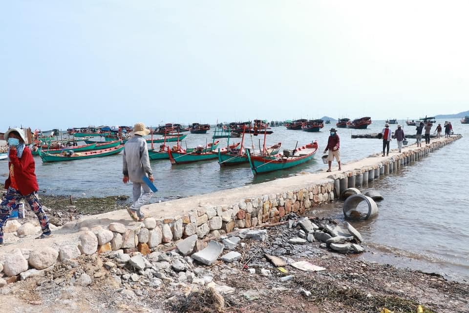 អភិបាល ខេត្តកែបដឹកនាំក្រុមមន្រ្តីចម្រុះ ចុះត្រួតពិនិត្យសំណង់មច្ឆានុព្វ ...