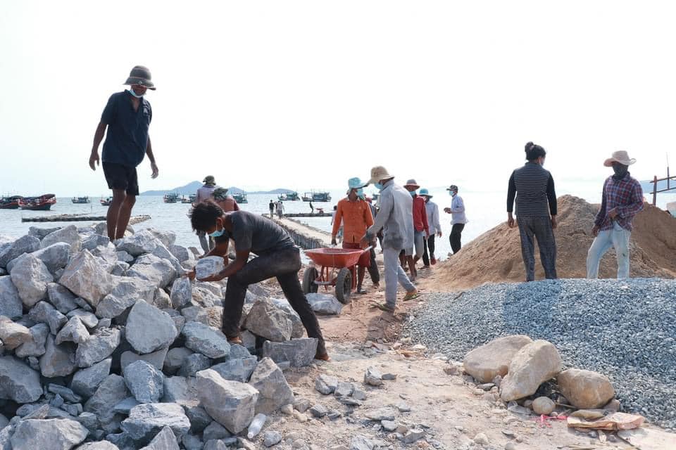 អភិបាល ខេត្តកែបដឹកនាំក្រុមមន្រ្តីចម្រុះ ចុះត្រួតពិនិត្យសំណង់មច្ឆានុព្វ ...