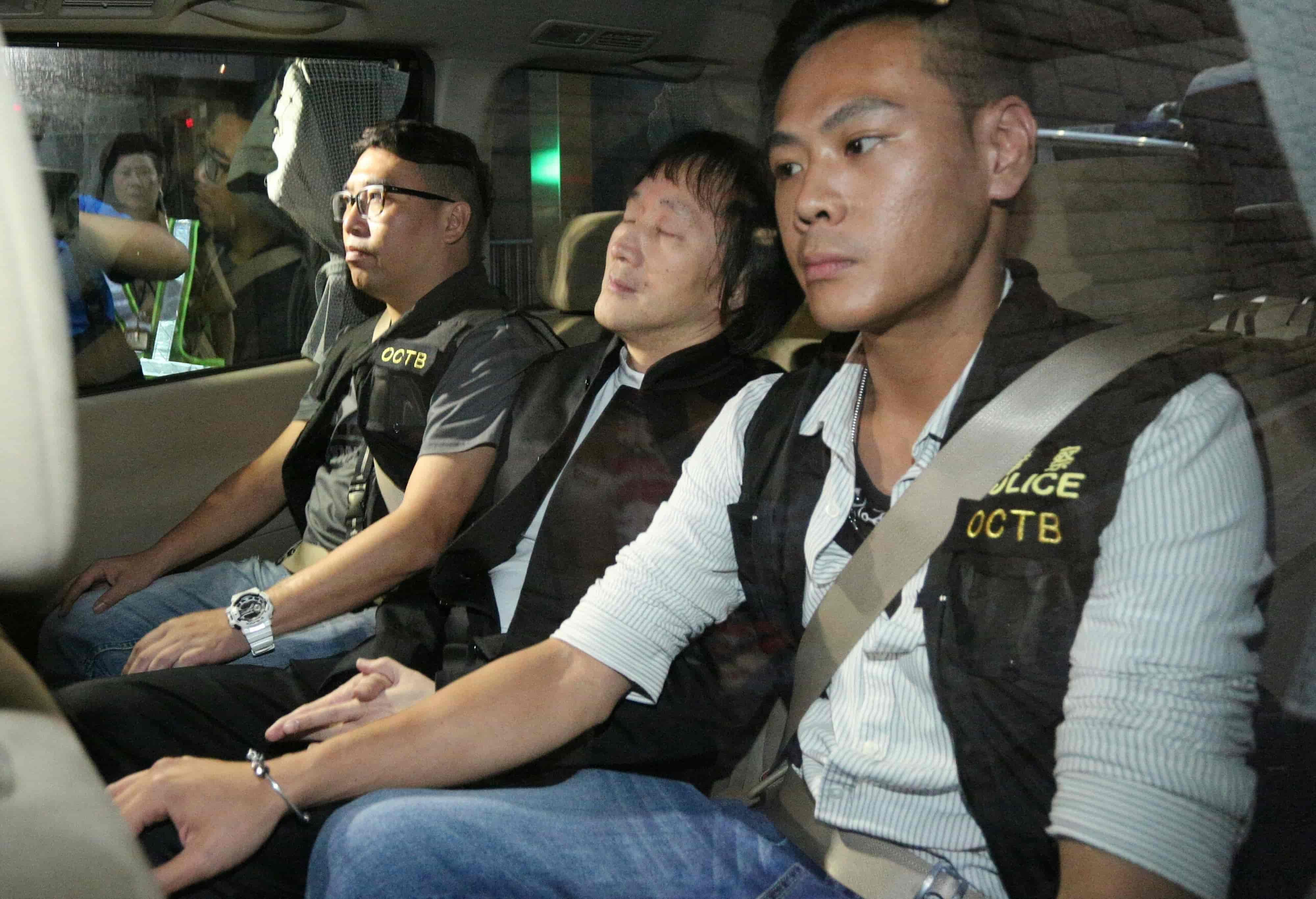 មនុស្ស បីនាក់ដែលជាសមាជិកក្រុមអ្នកលេង ...