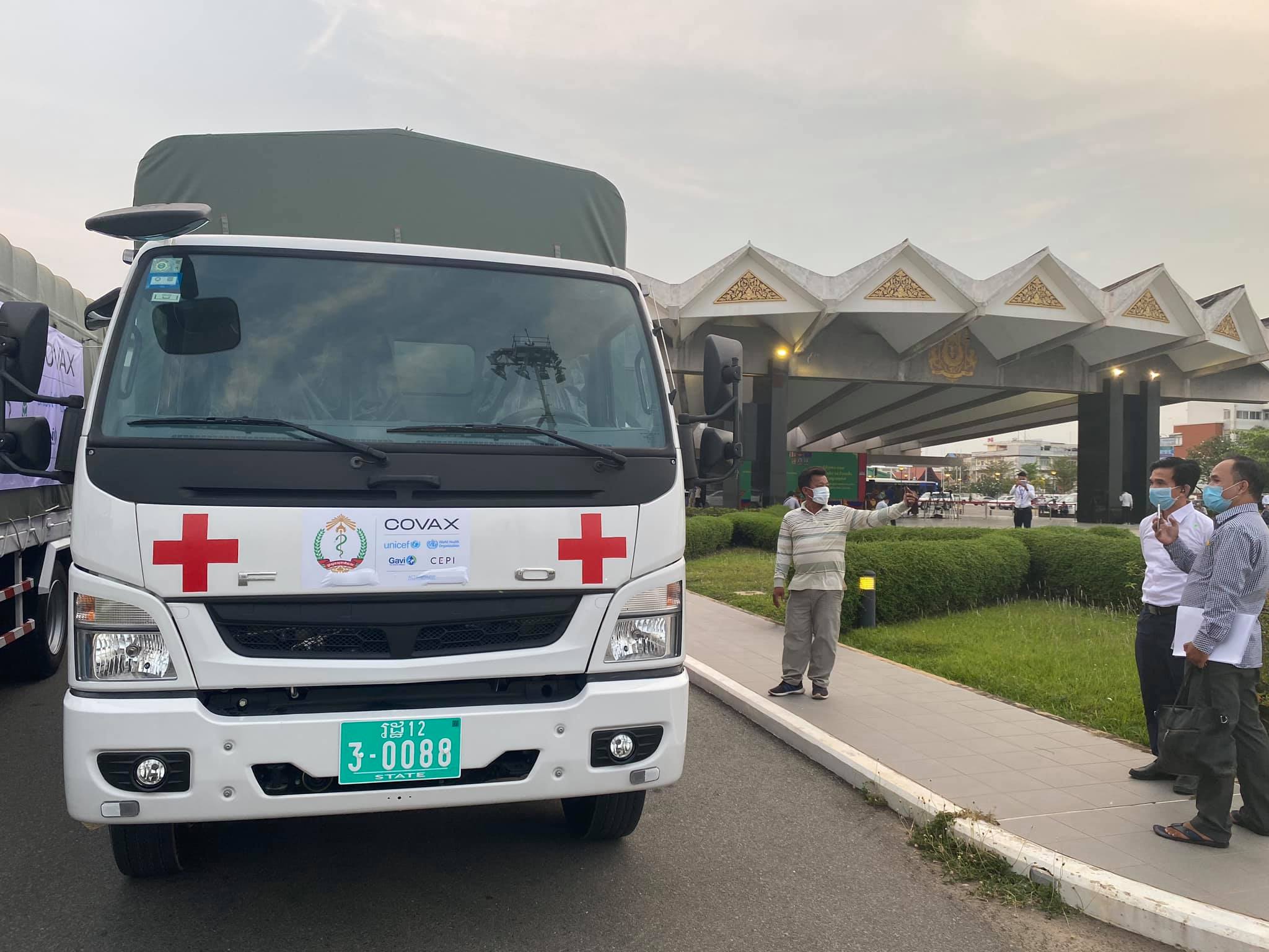 រថយន្តក្រសួងសុខាភិបាល ត្រៀមដឹកជញ្ជូនវ៉ាក់សាំង AstraZeneca បានមកដល់ ...