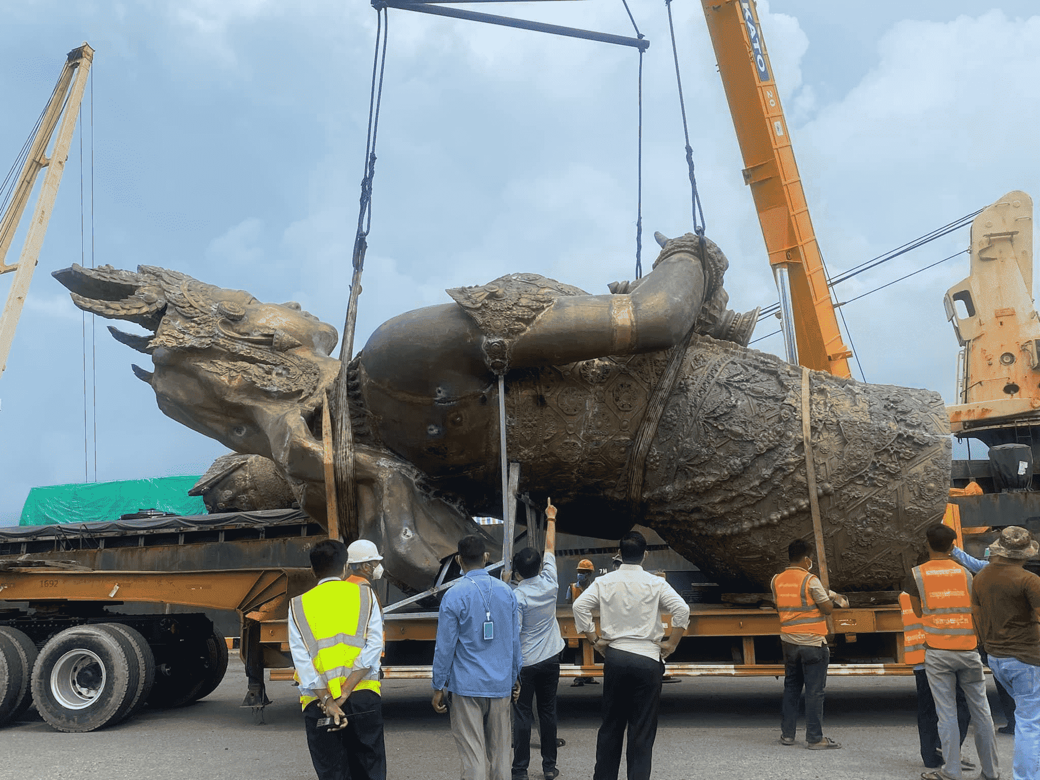 រូបសំណាក ព្រះថោងនាងនាគដ៏ធំ ត្រូវបានដឹកមកដល់កំពង់ផែស្វយ័តក្រុងព្រះសីហនុហើយ