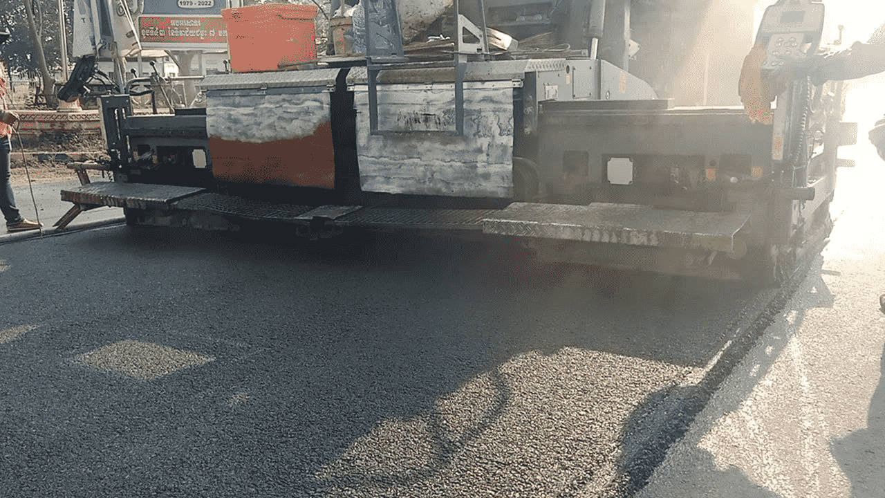 កំណាត់ផ្លូវជាតិលេខ៥ ប្រវែង២ពាន់ម៉ែត្រត្រូវបានចាក់កៅស៊ូប្រភេទAC ...