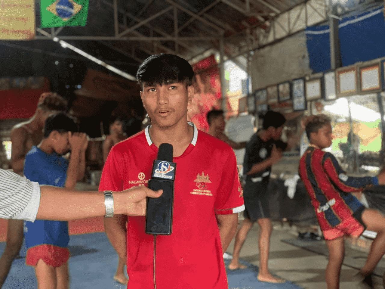 ឡុង ពិសិដ្ឋ តបទៅអេលីត រស្មី ថា កុំចេះតែហ៊ានមកចាប់ឆៅៗប្រយ័ត្នកណ្តុរចាប់ចូលរូងវិញ