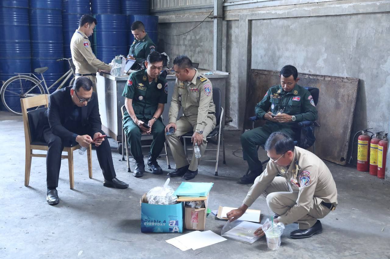 ជនជាតិវៀតណាមផលិតទឹកឃ្មុំក្លែងបន្លំជិត២០តោន ត្រូវប៉ូលិសសេដ្ឋកិច្ចឆ្មក់បង្ក្រាបនៅខណ្ឌច្បារអំពៅ