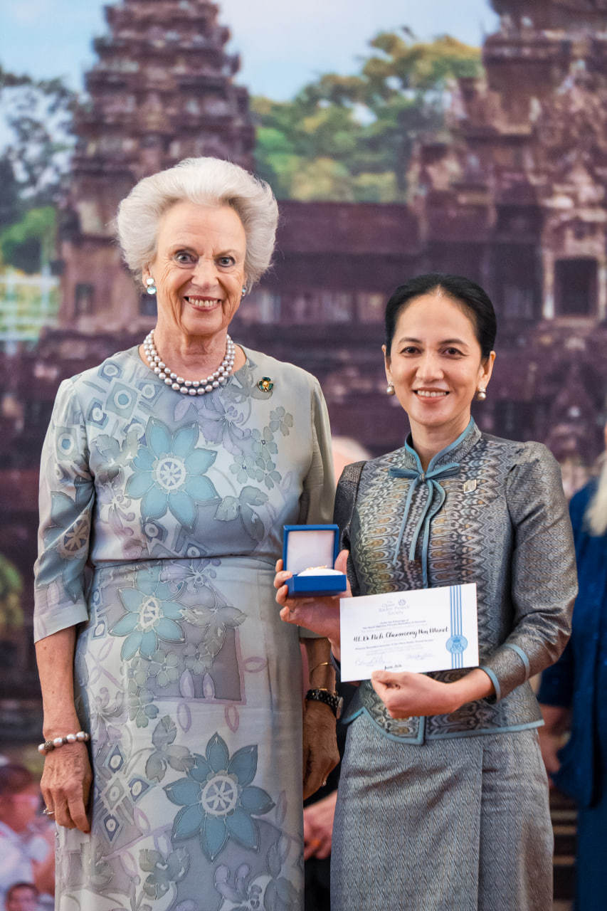 អបអរសាទរ លោកជំទាវបណ្ឌិត ពេជ ចន្ទមុន្នី ហ៊ុន ម៉ាណែត ...