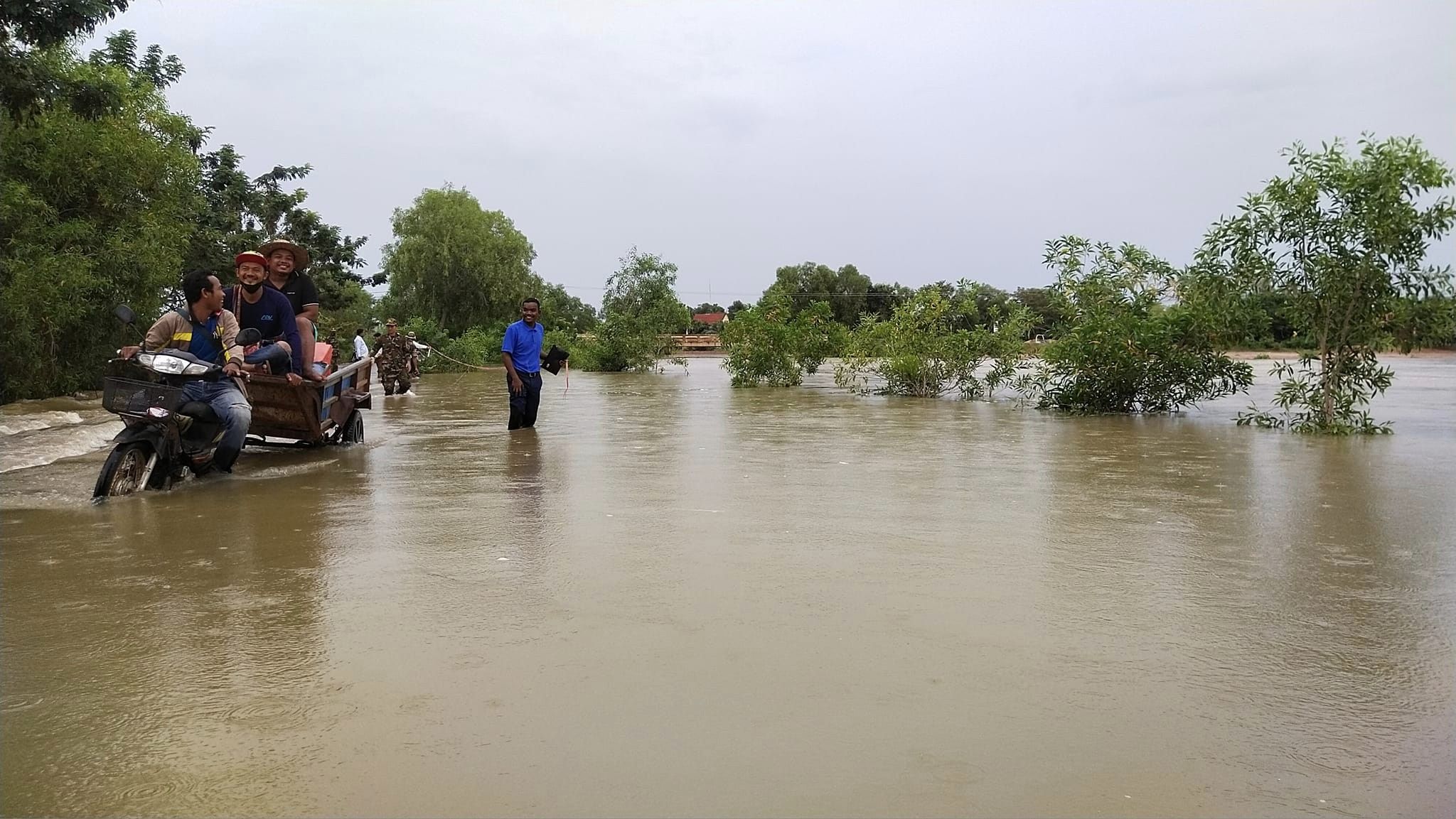 ផ្ទះសម្បែងពលរដ្ឋនៅស្រុកស្រីស្នំខេត្តសៀមរាបជាង៧០០ខ្នងជន់លិចដោយសារជំនន់ទឹ ...