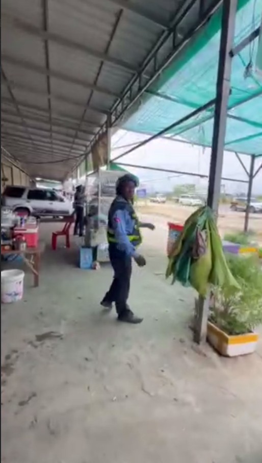 នោះរឿងធំហើយ..! ស្នងការខេត្តកណ្ដាល បញ្ជារឱ្យស្វែងរកមន្រ្តីចរាចរណ៍ស្ទាក់ហៅពលរដ្ឋរហូតបង្កជាគ្រោះថ្នាក់