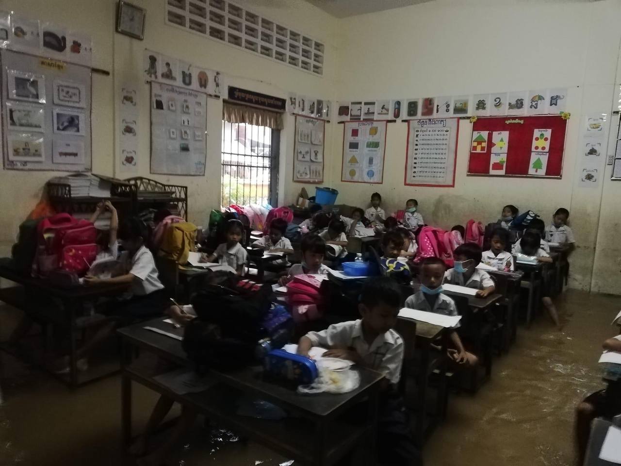 ផ្ទះសម្បែងពលរដ្ឋនៅស្រុកស្រីស្នំខេត្តសៀមរាបជាង៧០០ខ្នងជន់លិចដោយសារជំនន់ទឹ ...