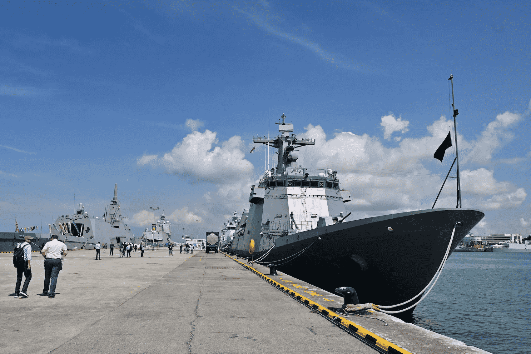 នាវា ជីវពល ចិន បើកឆ្លងកាត់តំបន់ដែល នាវា ចម្បាំង ឥណ្ឌានិងអាស៊ាន កំពុងធ្វើសមយុទ្ធ នៅ សមុទ្រ ចិន ...