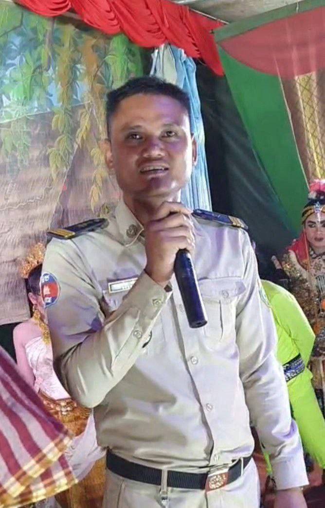 Updated៖ ដកបញ្ឈរជើងមេប៉ុស្តិ៍ឃុំស្រែចាដែលស្រវឹងស្រាចុះរករឿងការសំដែងល្ខោនបាសាក់នៅខេត្តក្រចេះ